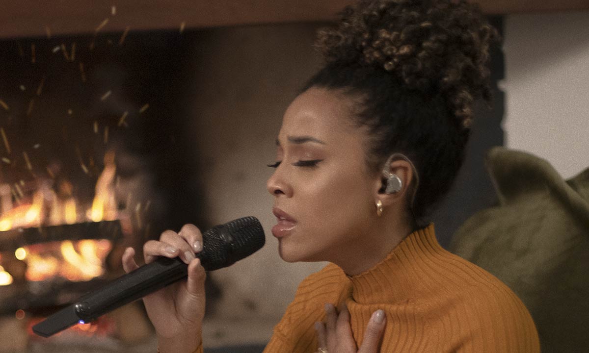 Gabriela Gomes apresenta o single e clipe de Gabriela Gomes apresenta o single e clipe de